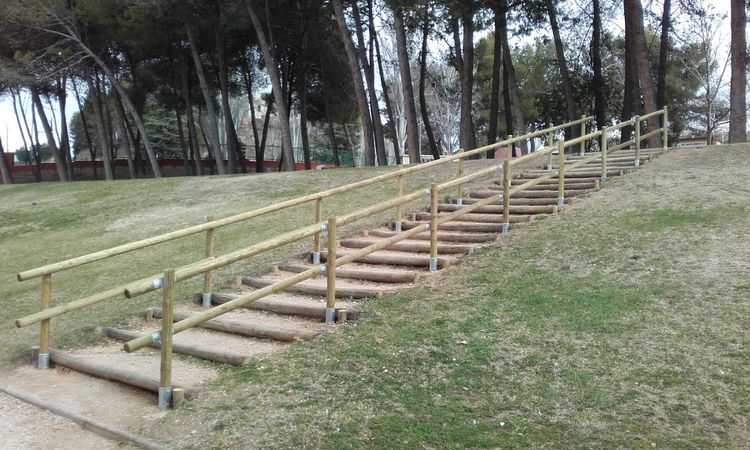 Servicios refuerza la seguridad de las escaleras del parque de La Paz